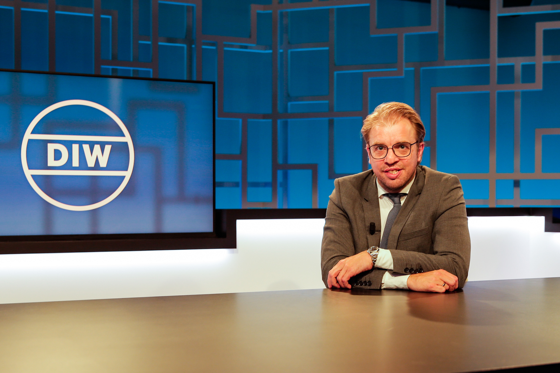 Jan Jaap van der Wal in spreidstand - Showbizz247.nl
